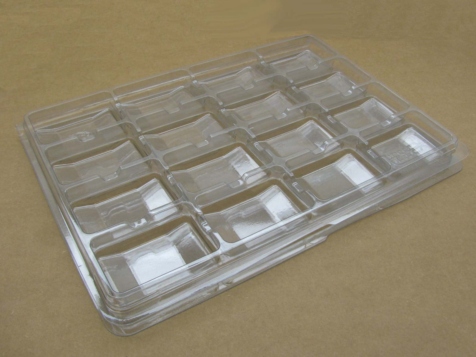 Chessex Clear Plastic Counter Tray with 16 2.5" x 1.5" — Pippd